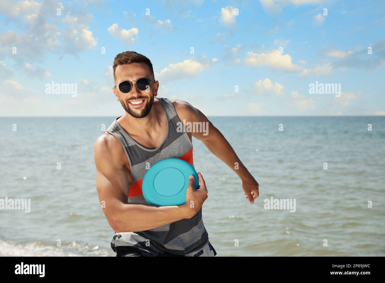 Man throwing frisbee beach hi-res stock photography and images - Alamy