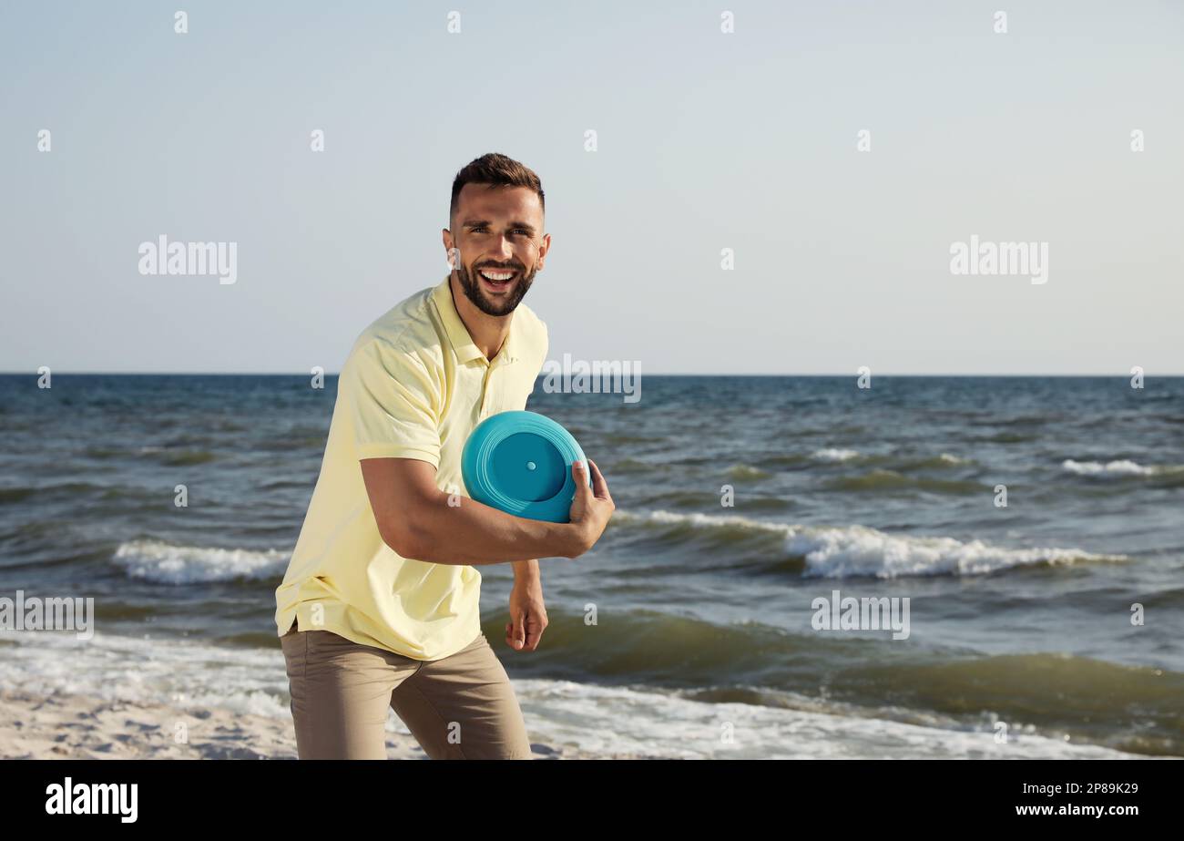 Man throwing frisbee beach hi-res stock photography and images - Alamy