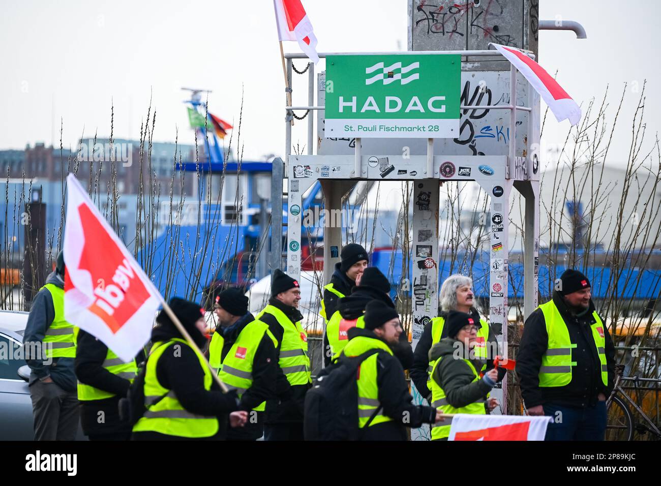 Hamburg, Germany. 09th Mar, 2023. Strikers with warning vests and flags ...