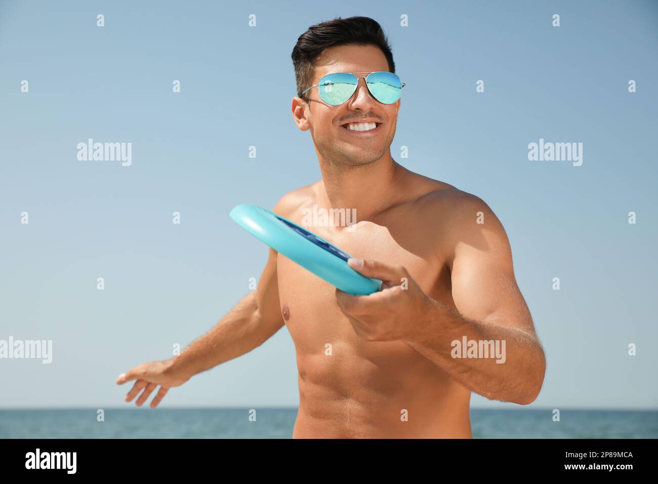 Man throwing frisbee beach hi-res stock photography and images - Alamy