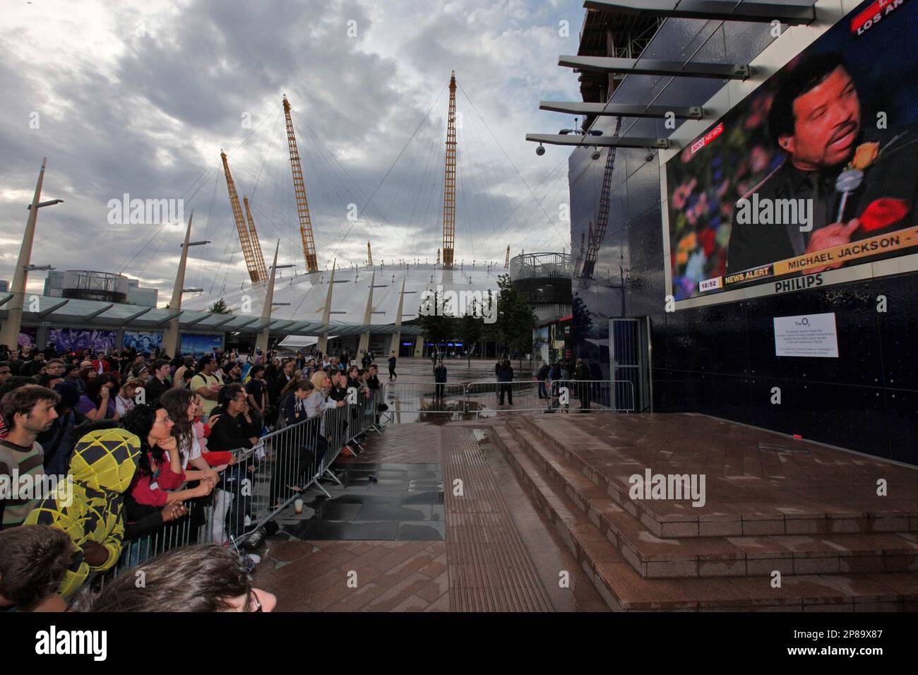 Michael Jackson fans watch his memorial broadcast live from Los Angeles ...