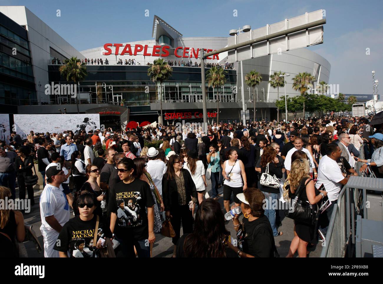 Fans wait for the doors to open to Michael Jackson's public memorial ...