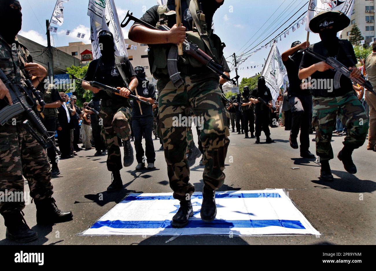Masked Palestinian gunmen of the Ansar brigades militia that split from ...