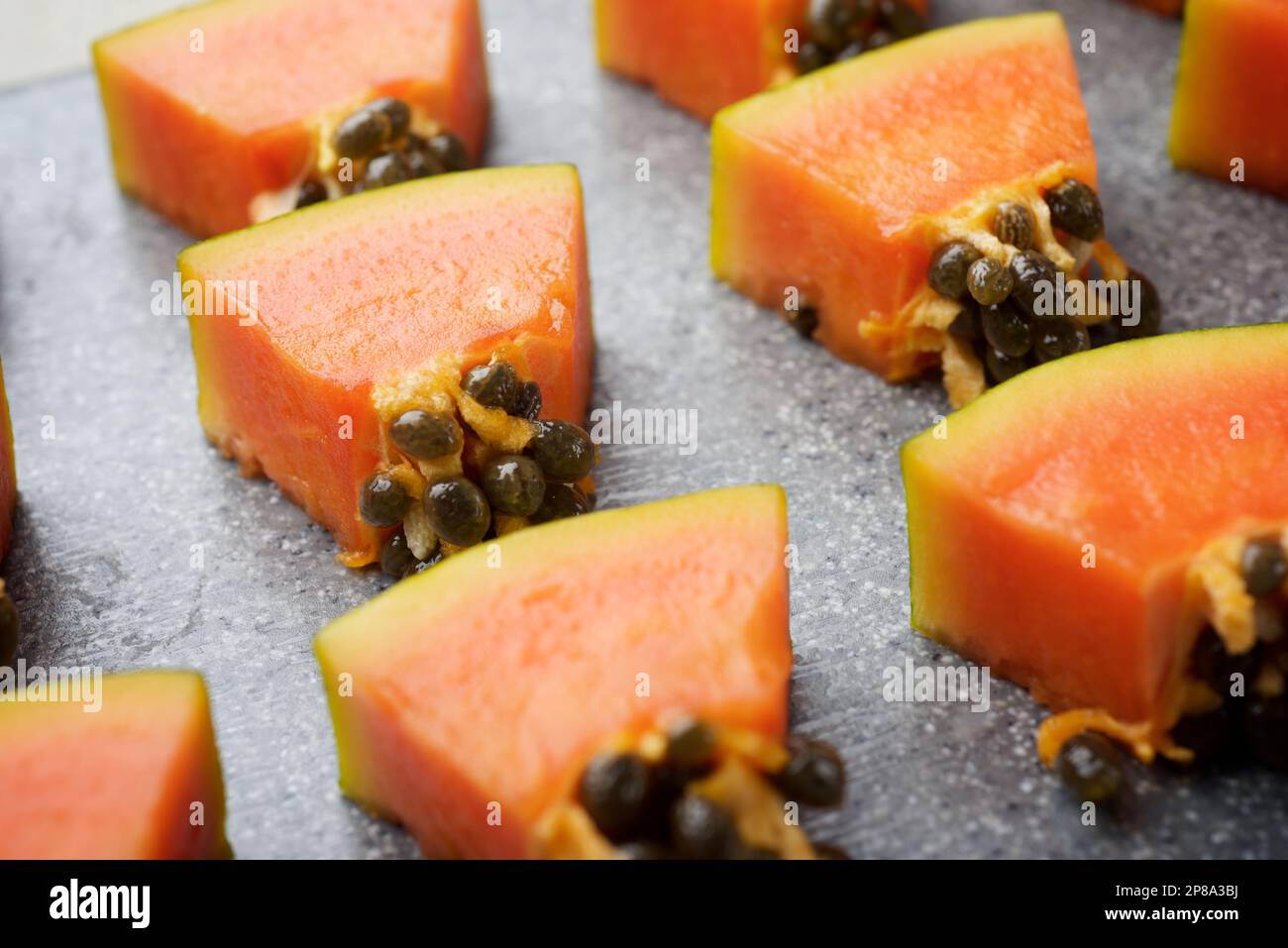 Papaya chunks on a cooking board Stock Photo - Alamy