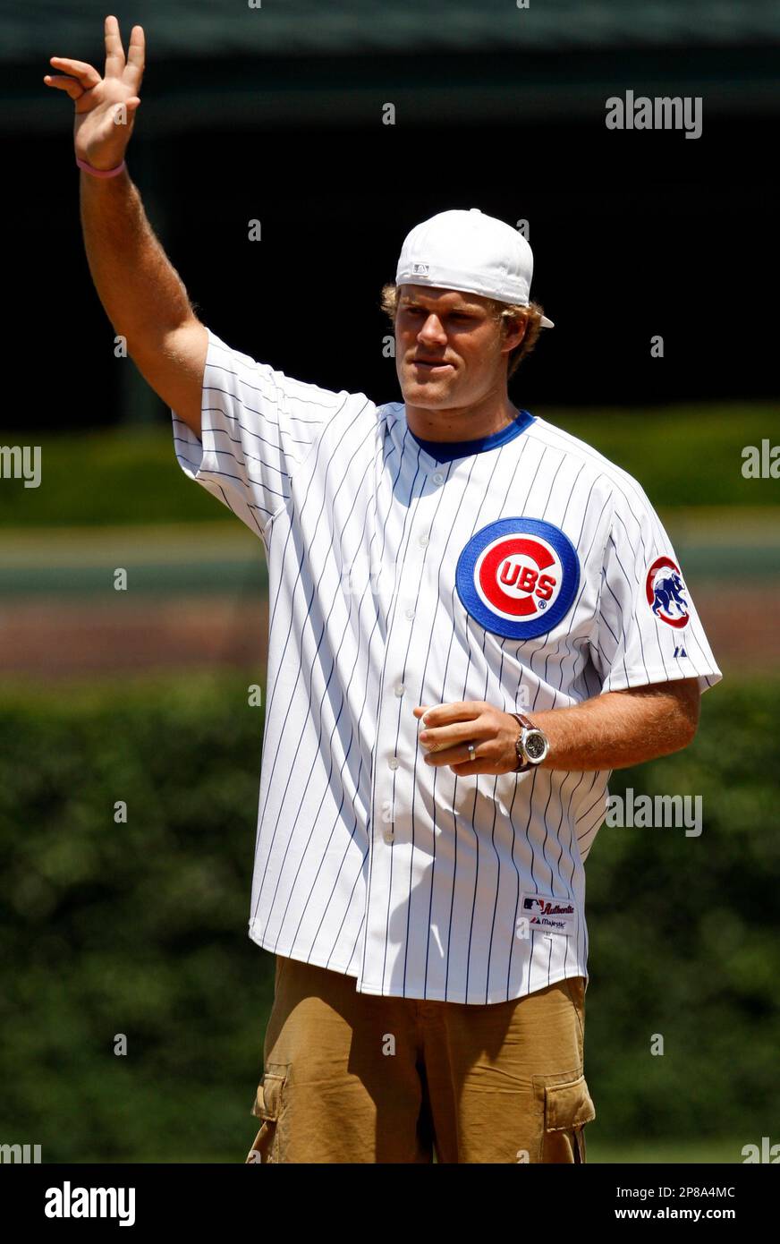 Chicago Bears tight end Greg Olsen waves to fans before throwing out ...