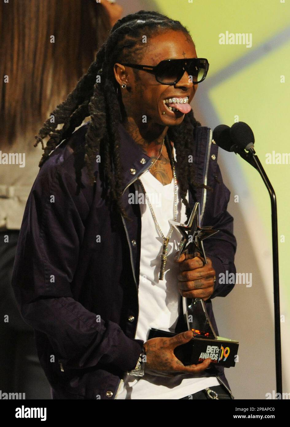 Lil' Wayne accepts the award for best male hip-hop artist at the 9th ...