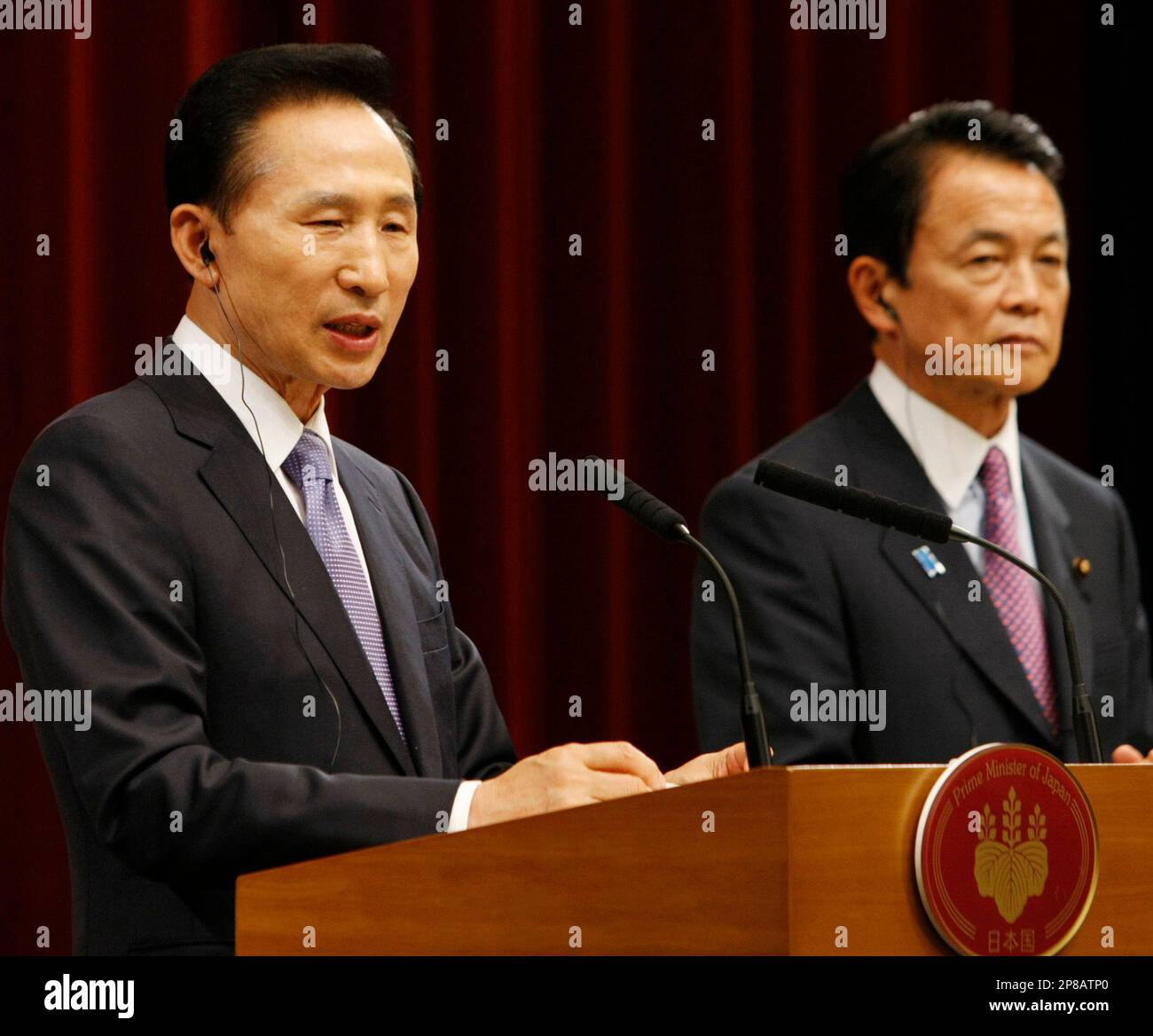 South Korean President Lee Myung-bak, left, and Japanese Prime Minister ...