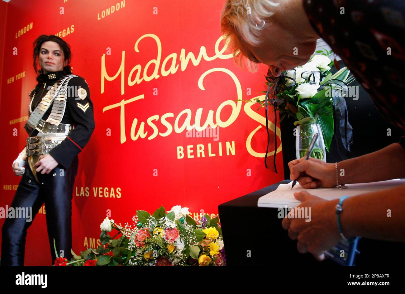 People sign the condolence book for late "King of Pop", Michael Jackson ...