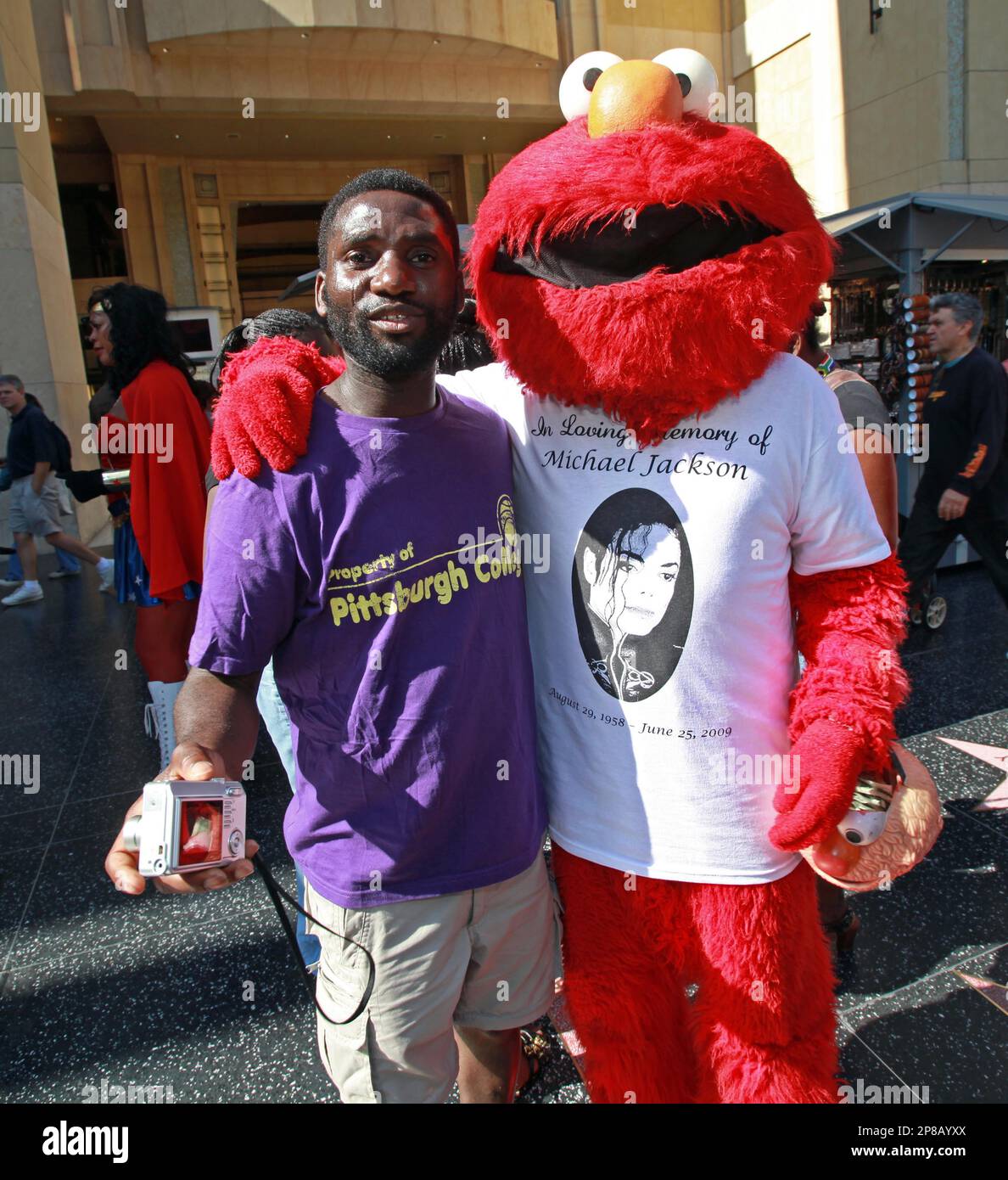 An Elmo impersonator wearing a Michael Jackson commemorative T-shirt ...