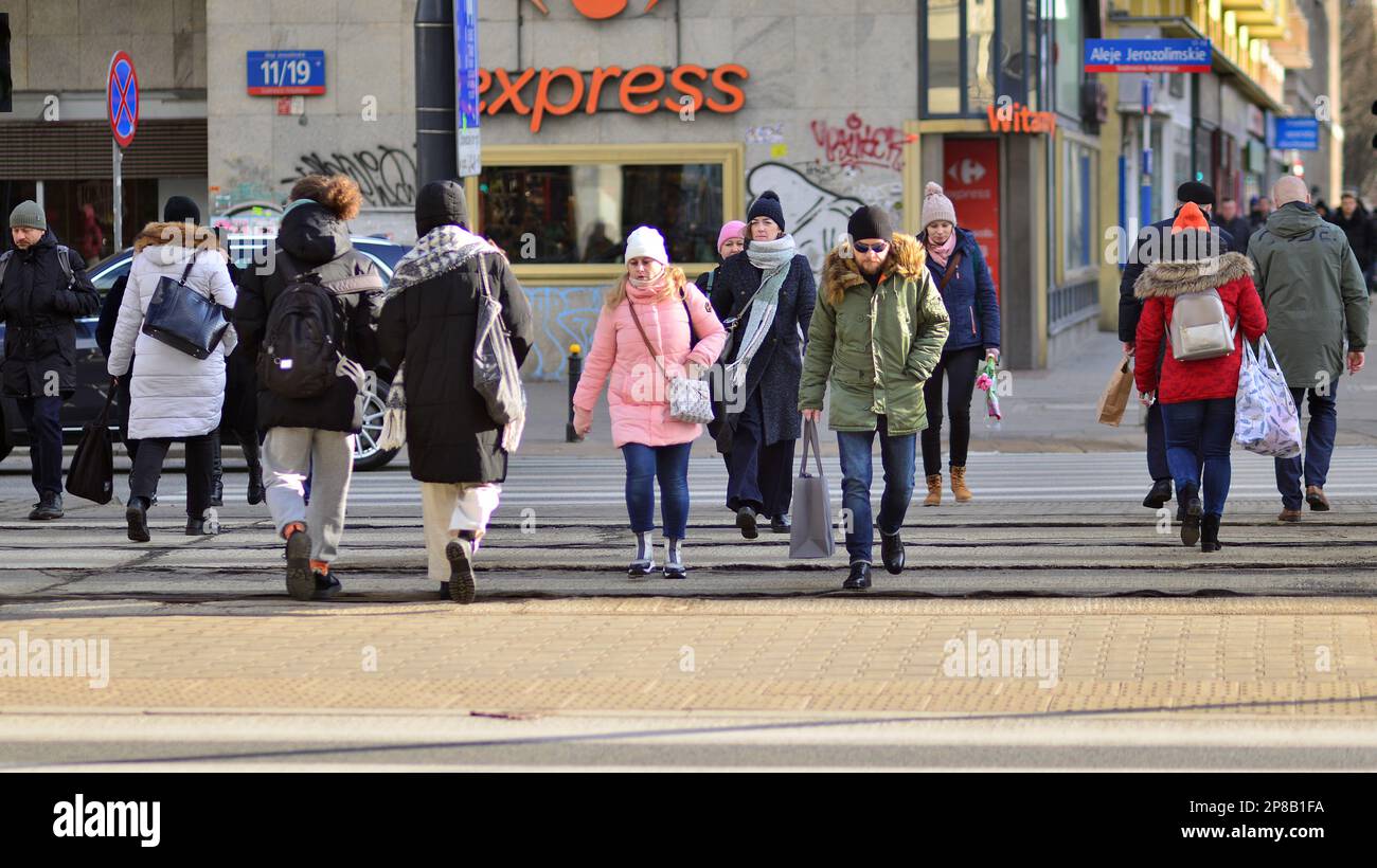 Many people crossing pedestrian hi-res stock photography and images - Alamy