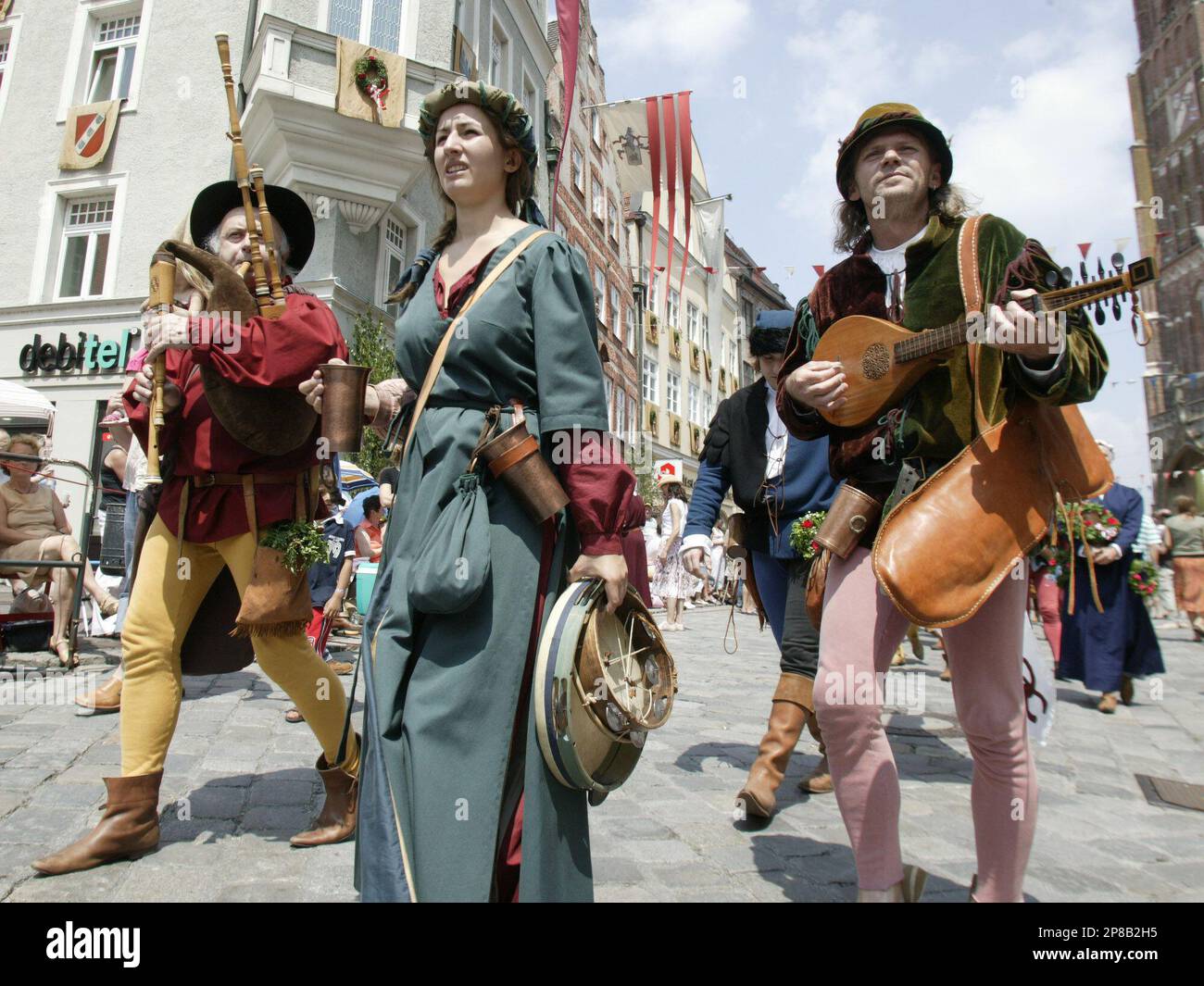 ARCHIV - Musiker in originalgetreuen Kostuemen des Mittelalters nehmen am 26. Juni 2005 in ...