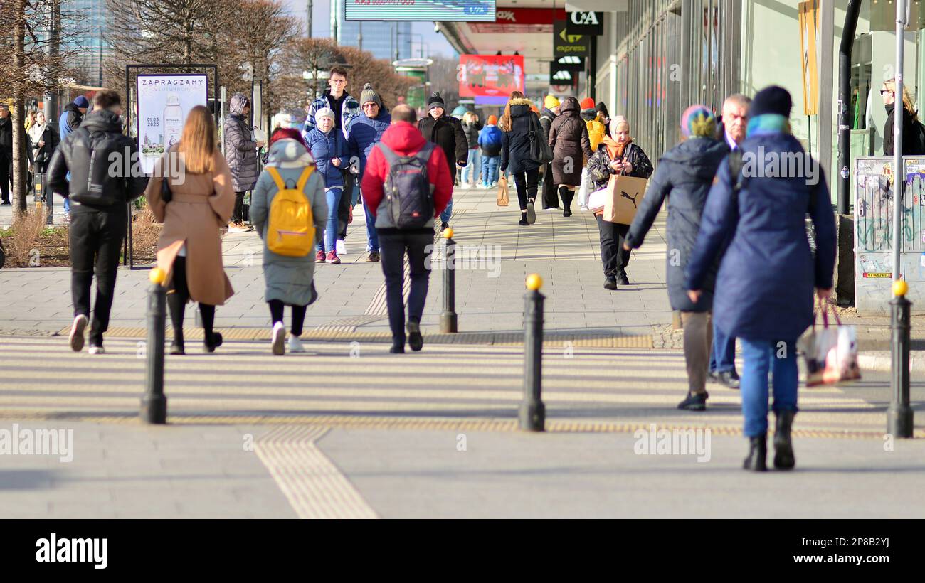 Many people crossing pedestrian hi-res stock photography and images - Alamy