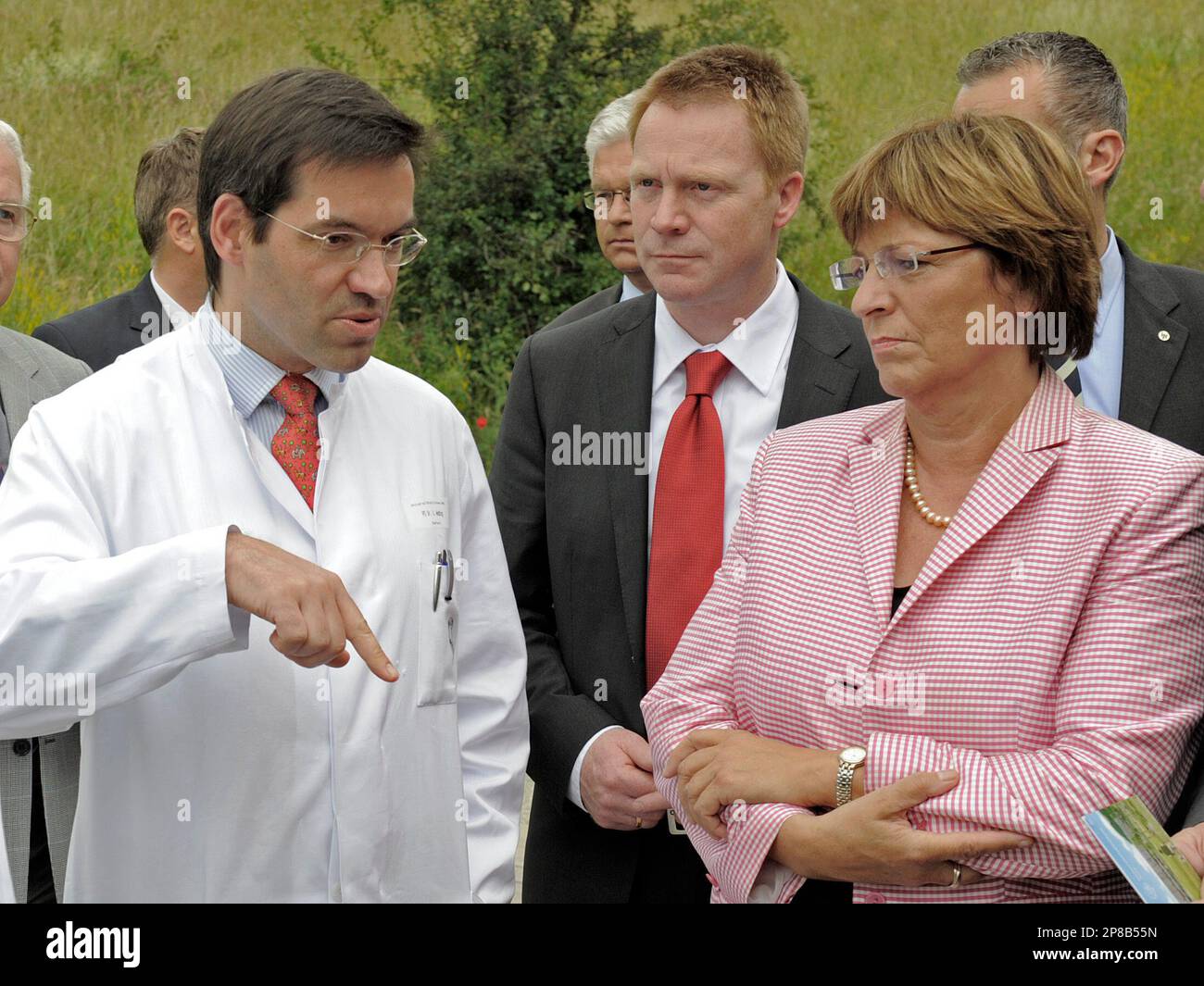 Ulrich Wedding, Chefarzt der Palliativstation, links, spricht am ...