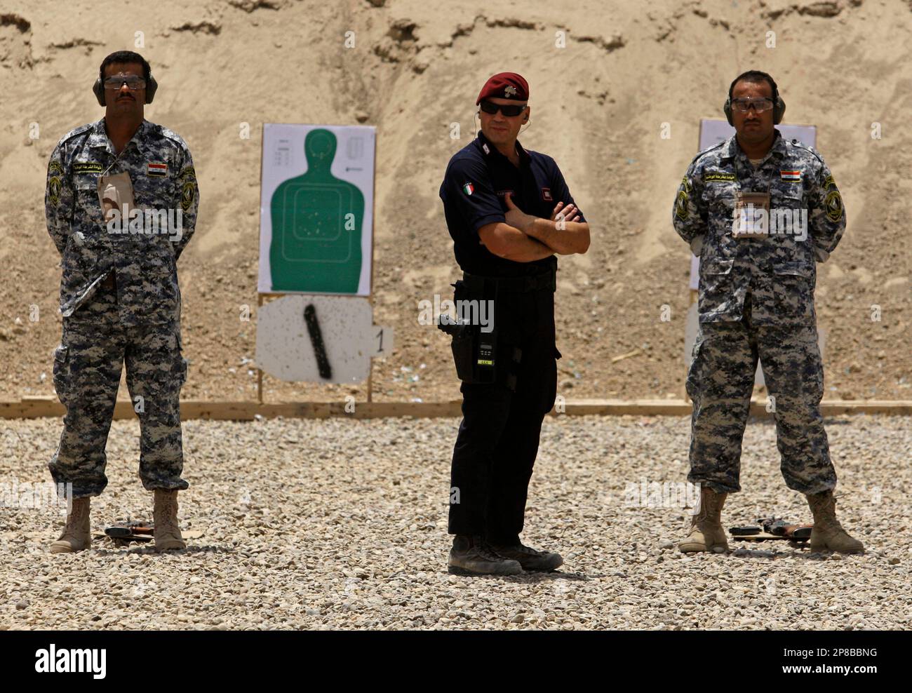Iraqi National Police stand with an Italian Carabinieri, paramilitary ...