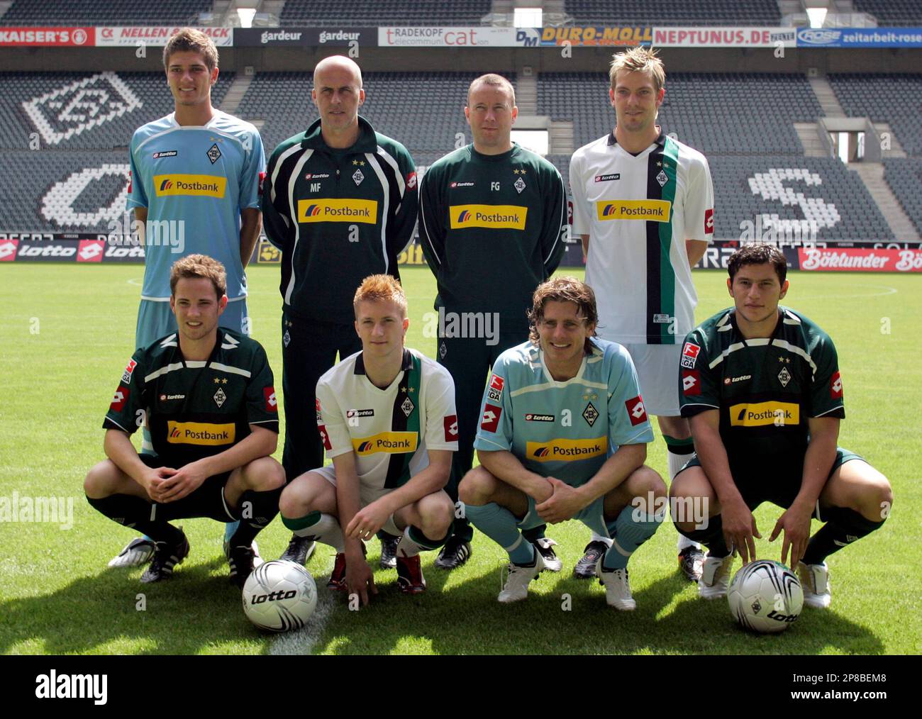 Moenchengladbach's new coach Michael Frontzeck, rear row second left ...
