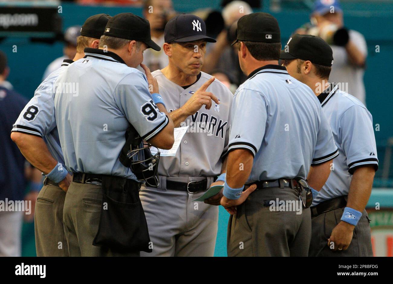 New York Yankees manager Joe Girardi, center, talks with home plate ...