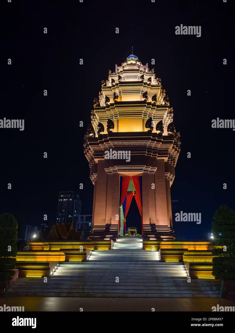 The Independence Monument in central Phnom Penh, Cambodia seen at night ...