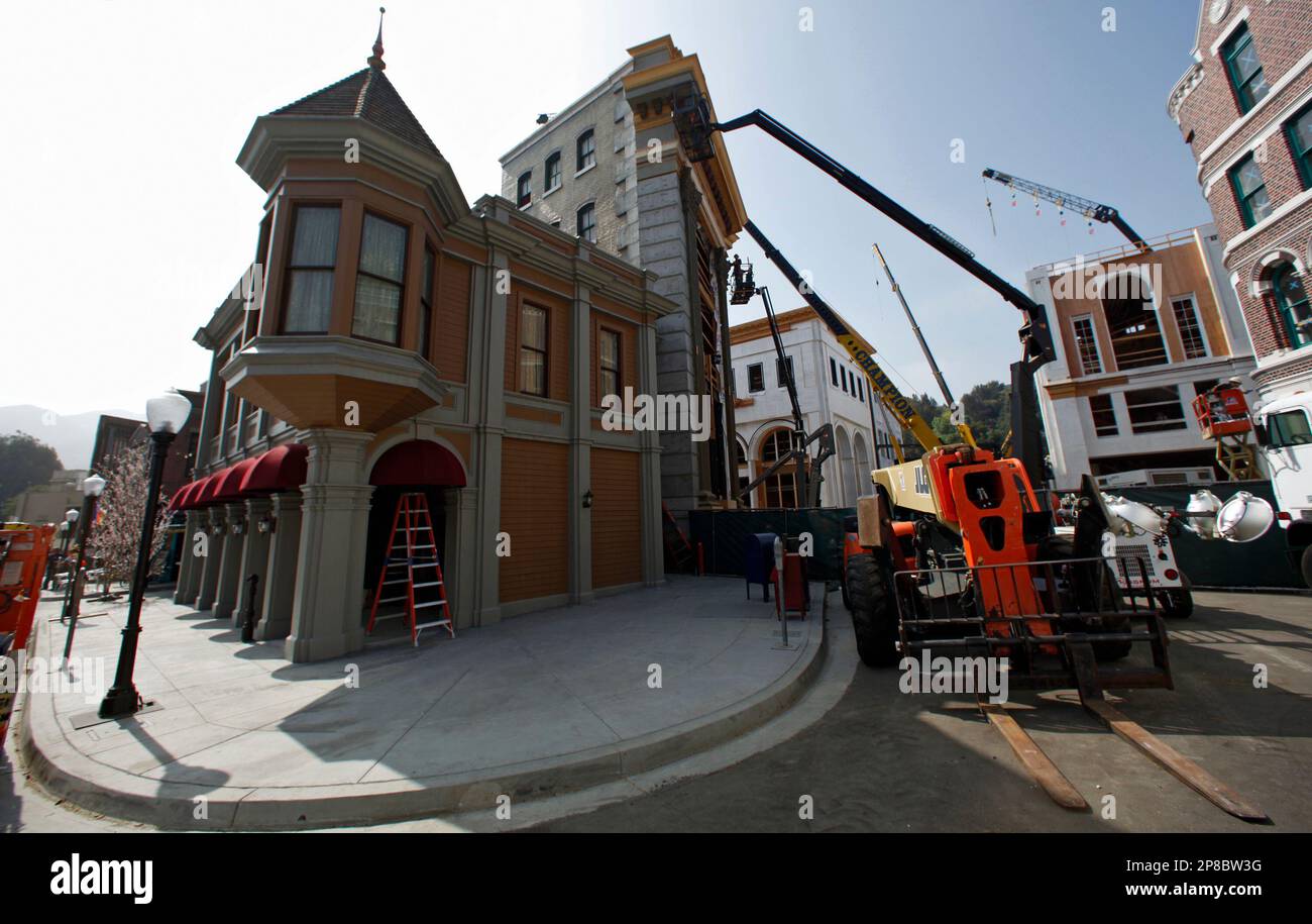 Constructions crews work on buildings around the Courthouse Square film ...