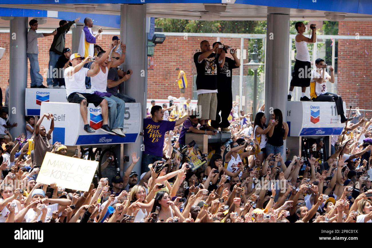 Los Angeles Lakers fans cheer as they watch the victory parade ...