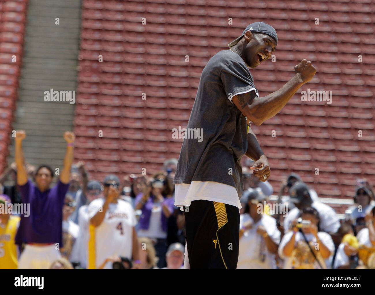 Los Angeles Lakers' Kobe Bryant pumps his fist as he and his team ...