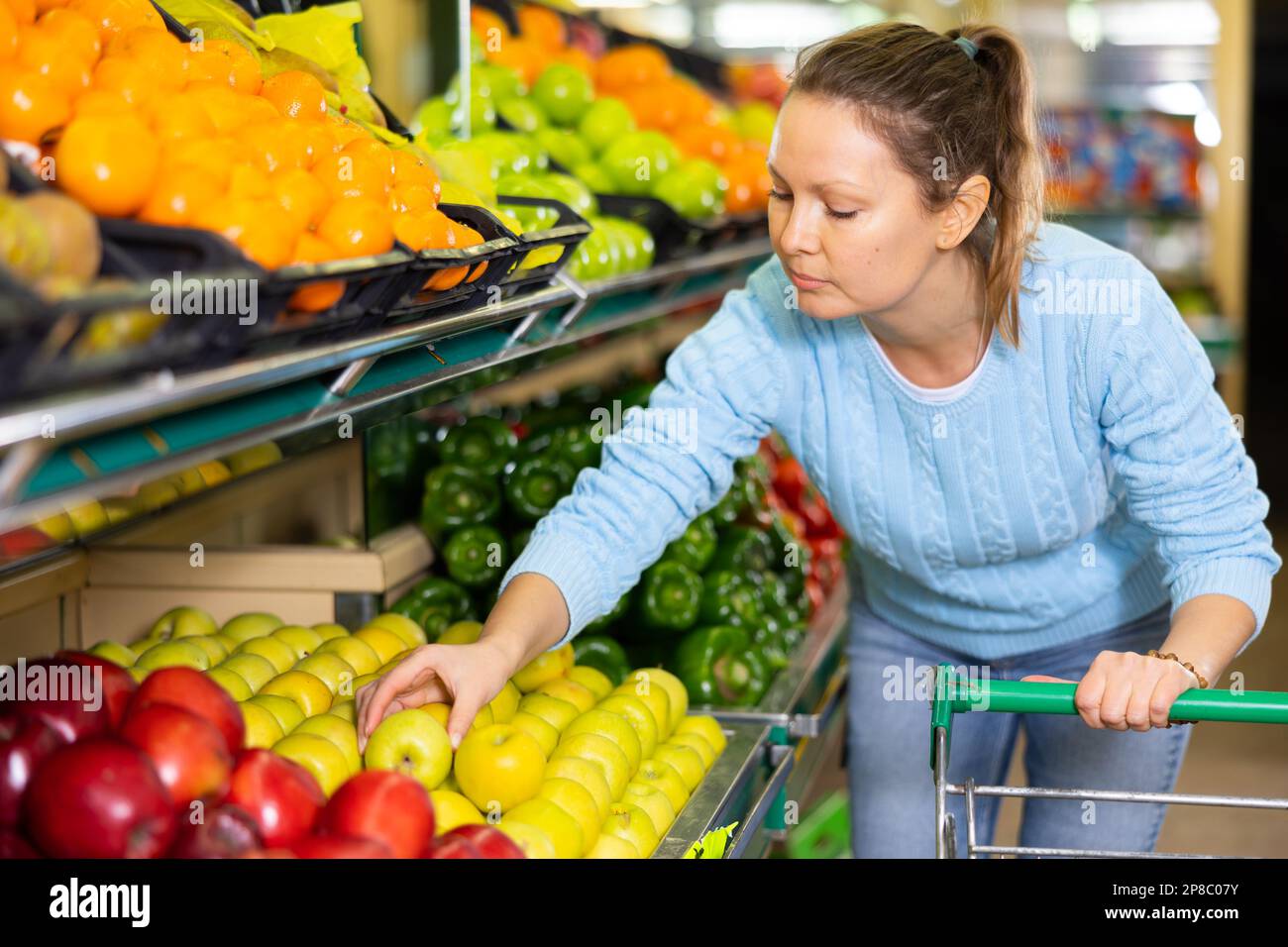 Apple product placement hi-res stock photography and images - Alamy