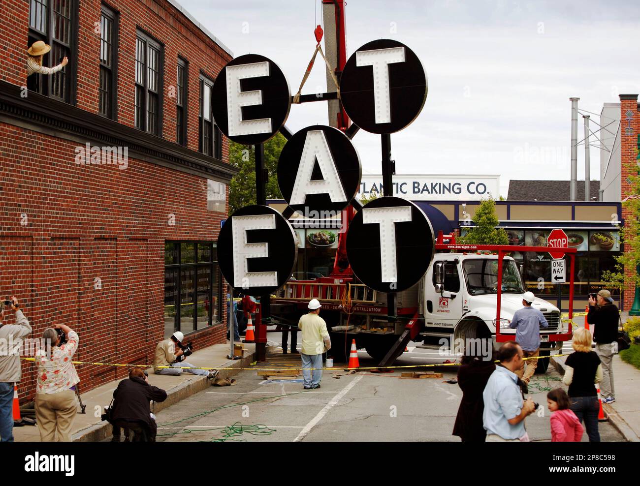 Pop artist Robert Indiana's 20 ft. tall EAT sculpture is lifted by a ...