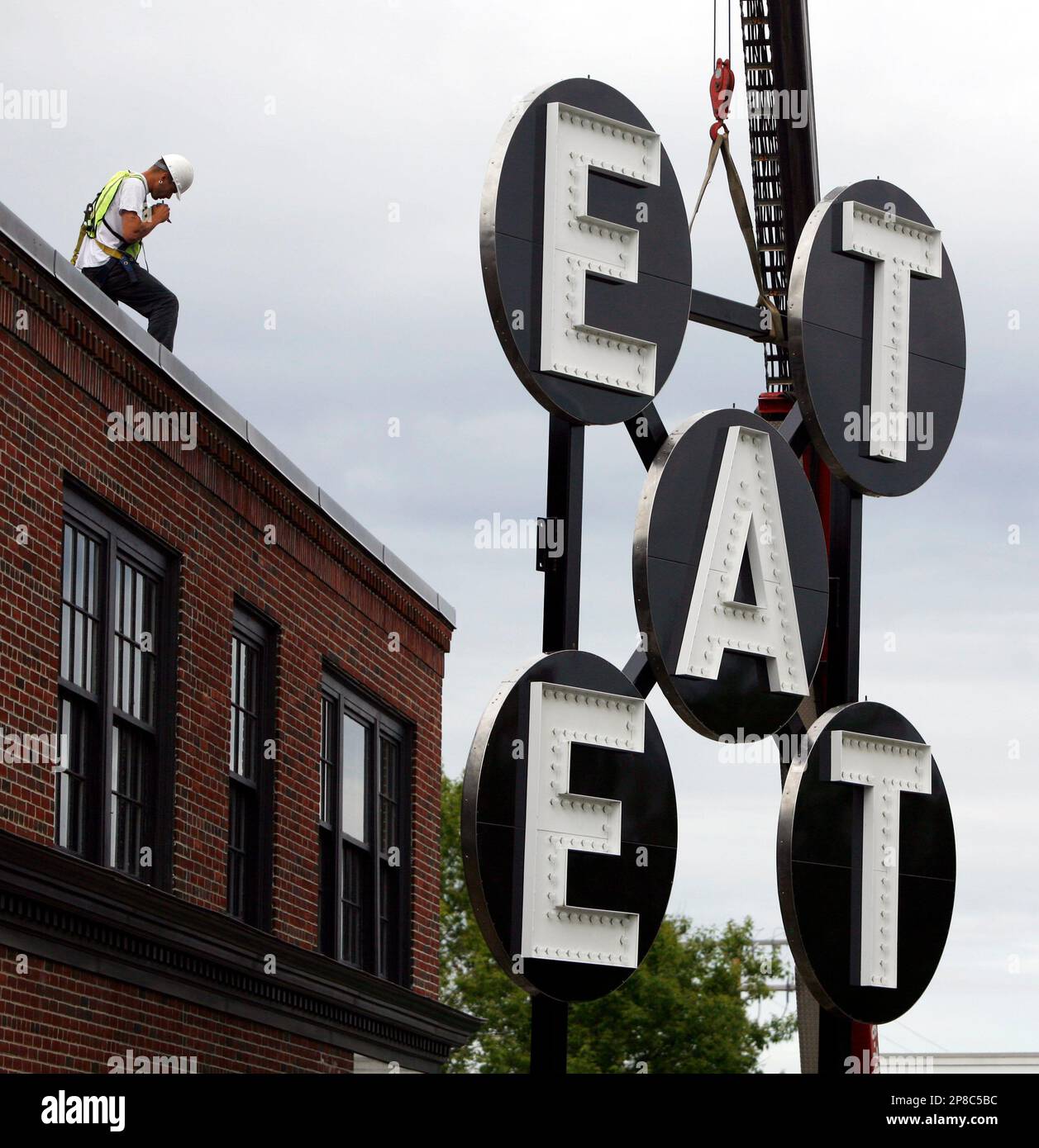 Pop artist Robert Indiana's 20 ft. tall EAT sculpture is lifted into ...