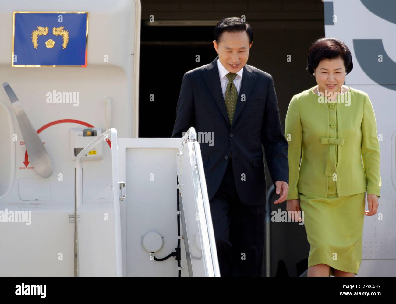 South Korean President Lee Myung-Bak and his wife Kim Yoon-ok, step off ...