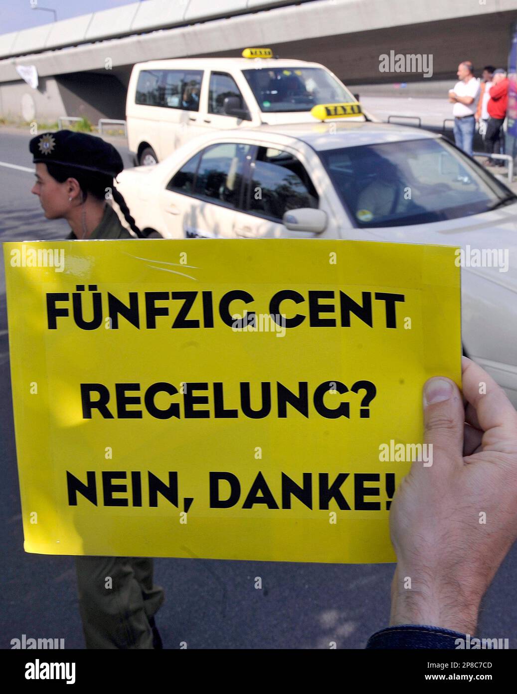 Ein streikender Taxifahrer haelt am Montag, 15. Juni 2009, am Flughafen ...