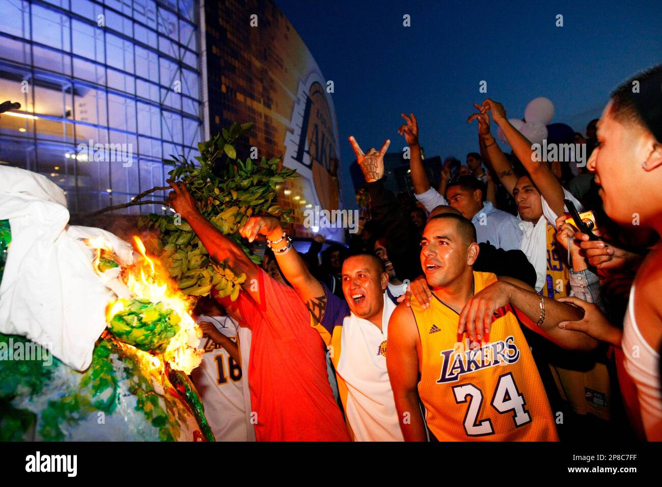Los Angeles Lakers fans set fire to a statue outside the Staples Center ...
