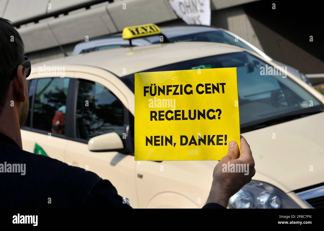 Ein streikender Taxifahrer haelt am Montag, 15. Juni 2009, am Flughafen ...