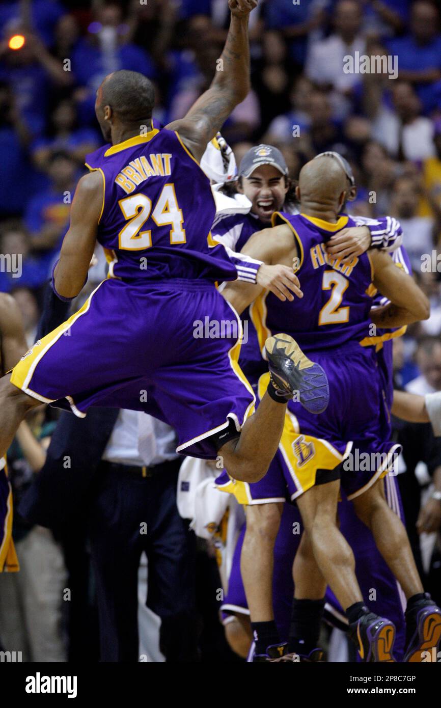 The Los Angeles Lakers celebrate after beating the Orlando Magic 99-86 ...
