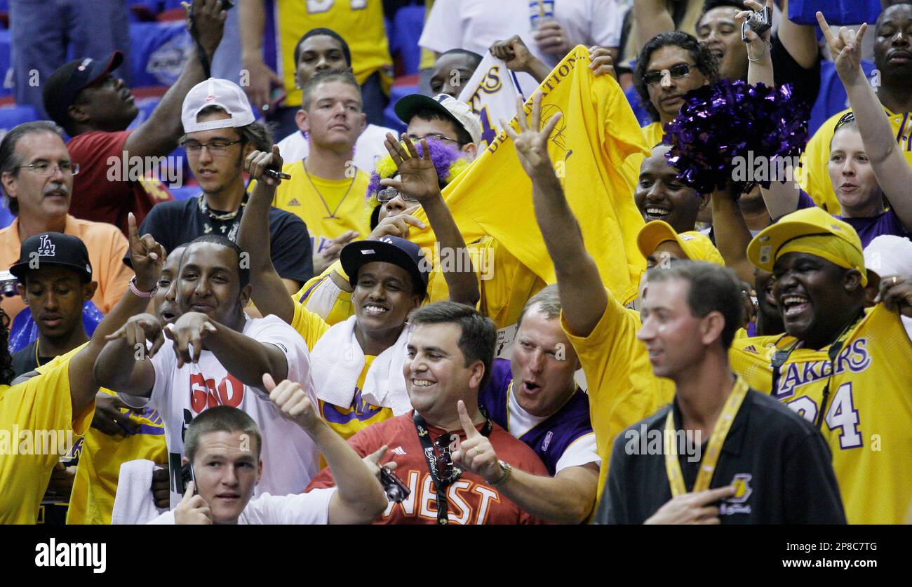 Los Angeles Lakers fans cheer as their team warms up before Game 5 of ...