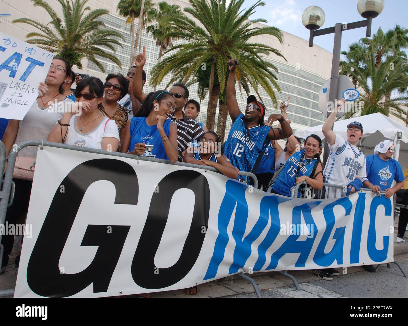 Orlando Magic fans cheer as team members arrive at Amway Arena in ...