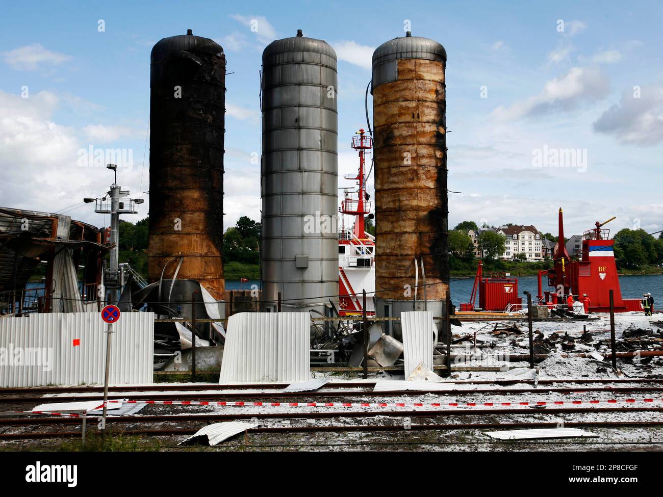Eine zerstoerte Paraffin-Anlage am Freitag, 12. Juni 2009, im Nordhafen ...