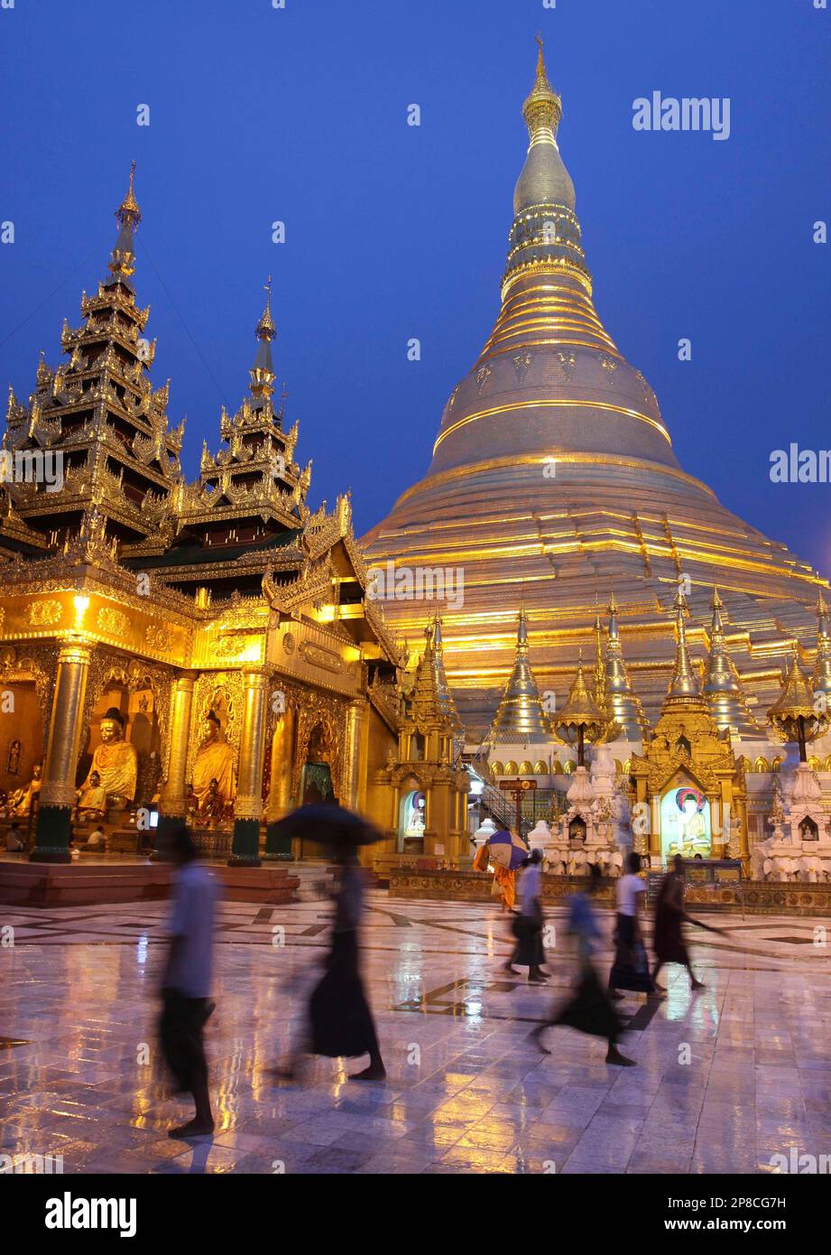 In this photo taken Thursday, June 11, 2009, Myanmar men wearing ...