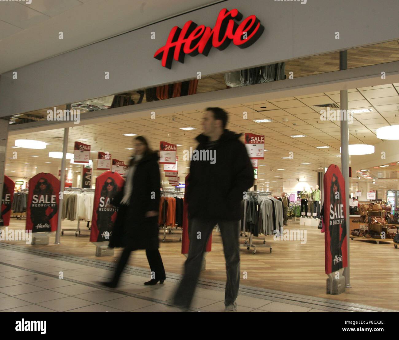 ARCHIV - Kaeufer passieren am 28. Januar 2009 den Eingang des Warenhaus ...