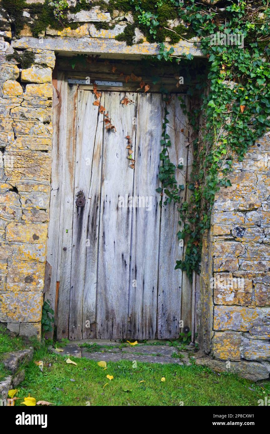 Old english doorway hi-res stock photography and images - Alamy