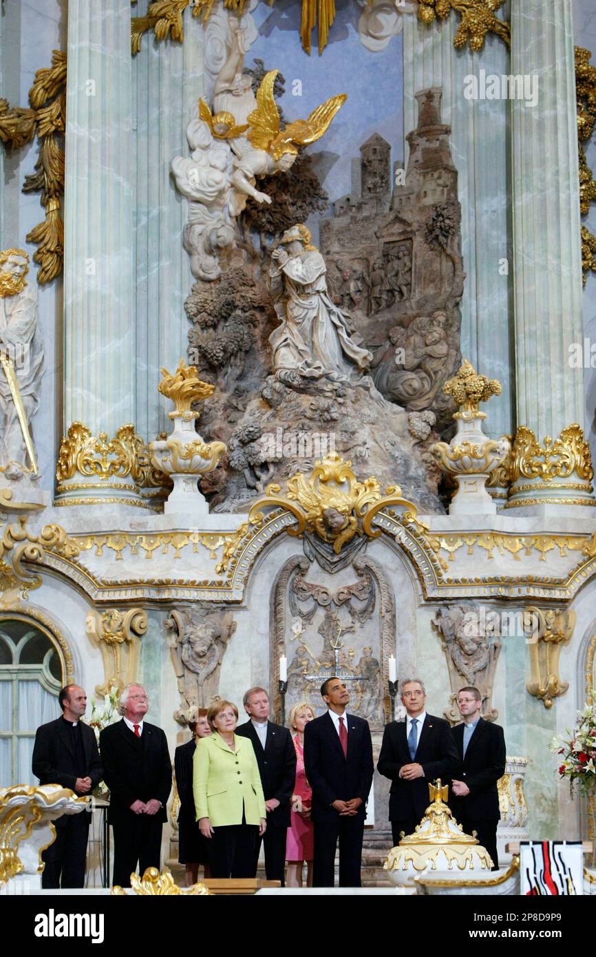 US President Barack Obama, centre, and German Chancellor Angela Merkel ...