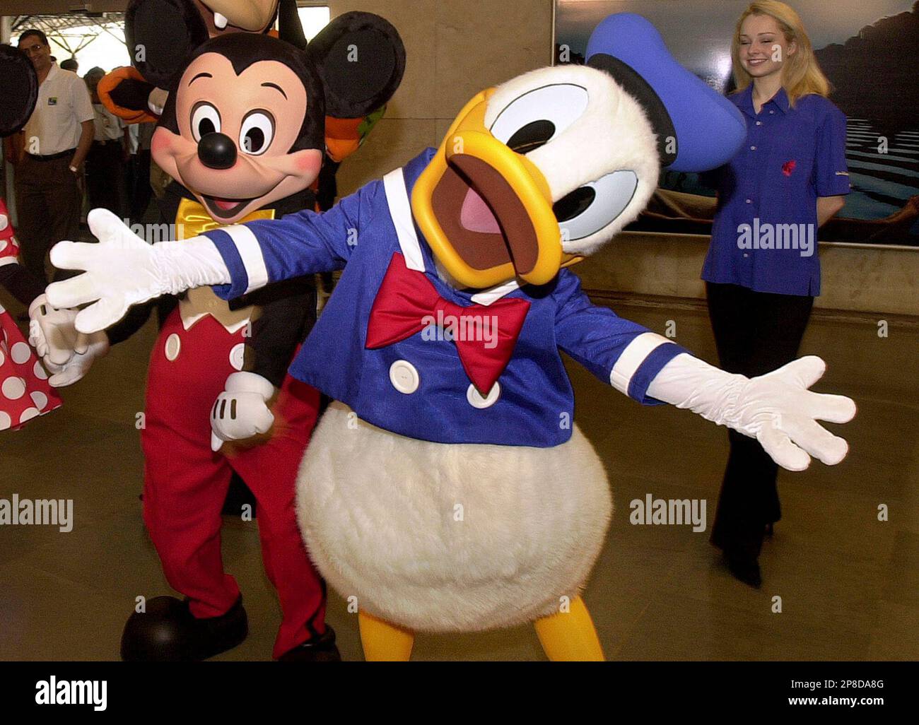 ARCHIV - Disney cartoon Figur Mickey Mouse, links, und Donald Duck ...