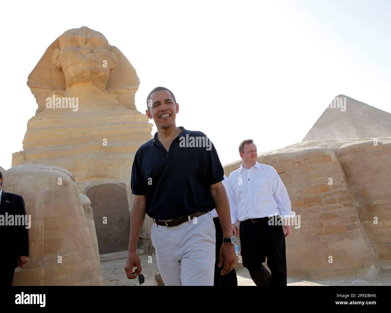 President Barack Obama tours the Sphinx and pyramids outside Cairo ...