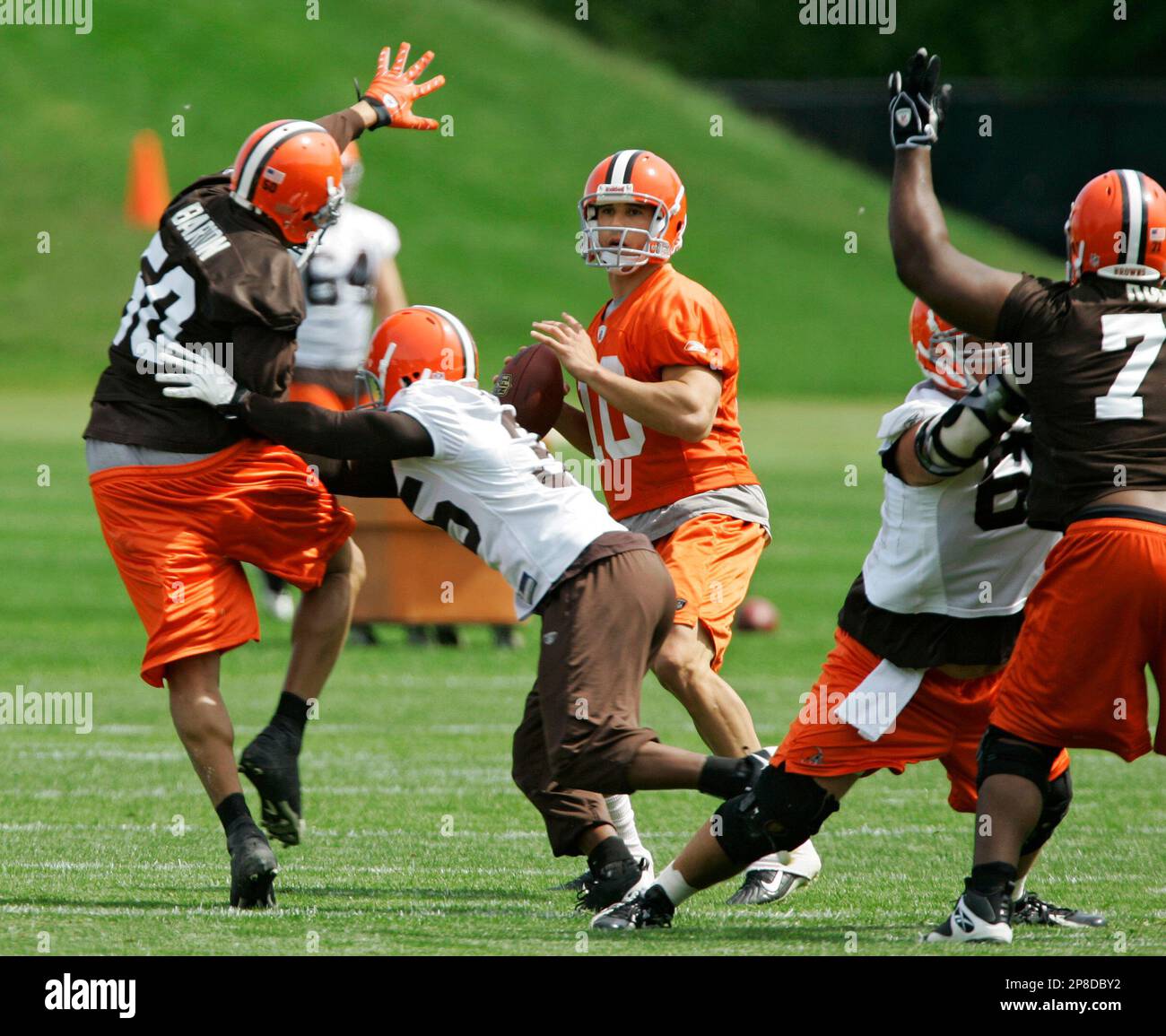 Cleveland Browns quarterback Brady Quinn, center, looks to pass during ...