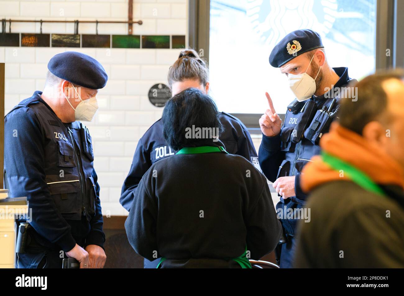 Hamburg, Germany. 09th Mar, 2023. Customs officers check employees at a ...
