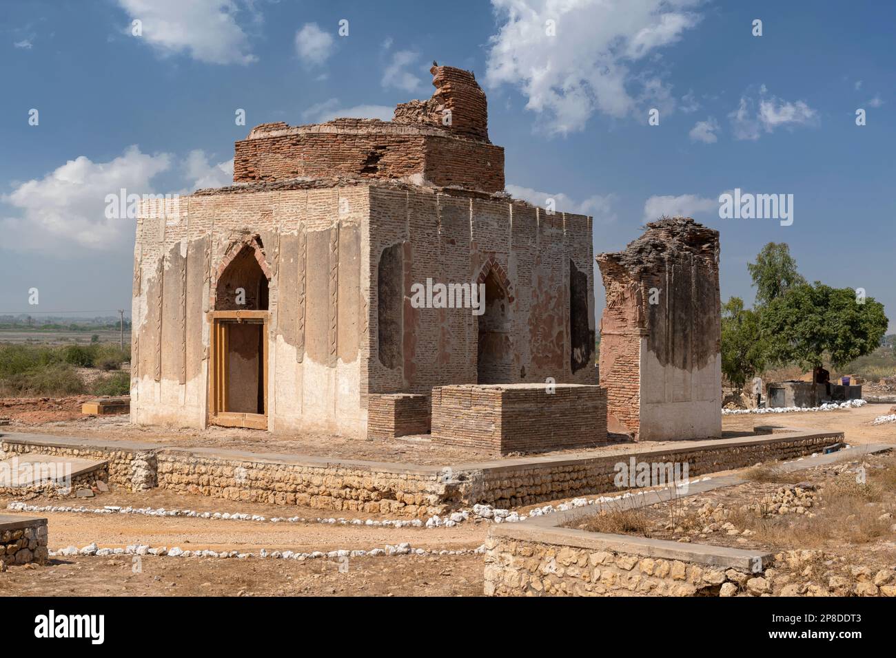 Ancient mausoleum and tombs at Makli Hill in Thatta, Pakistan ...