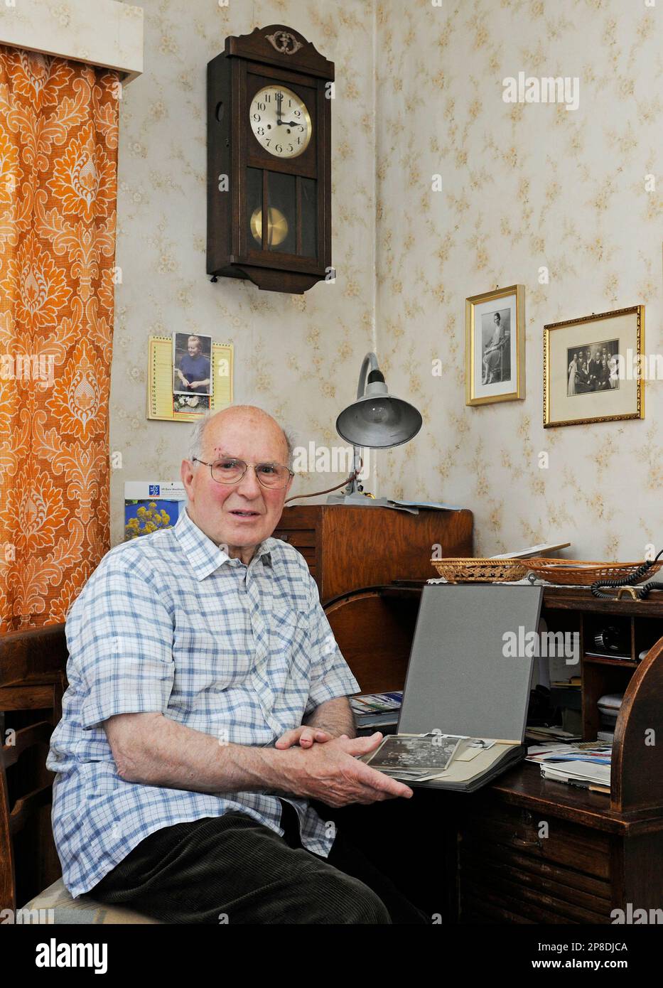 Der 79-jaehrige Zeitzeuge Rudolf Messing sitzt am Dienstag, 2. Juni ...