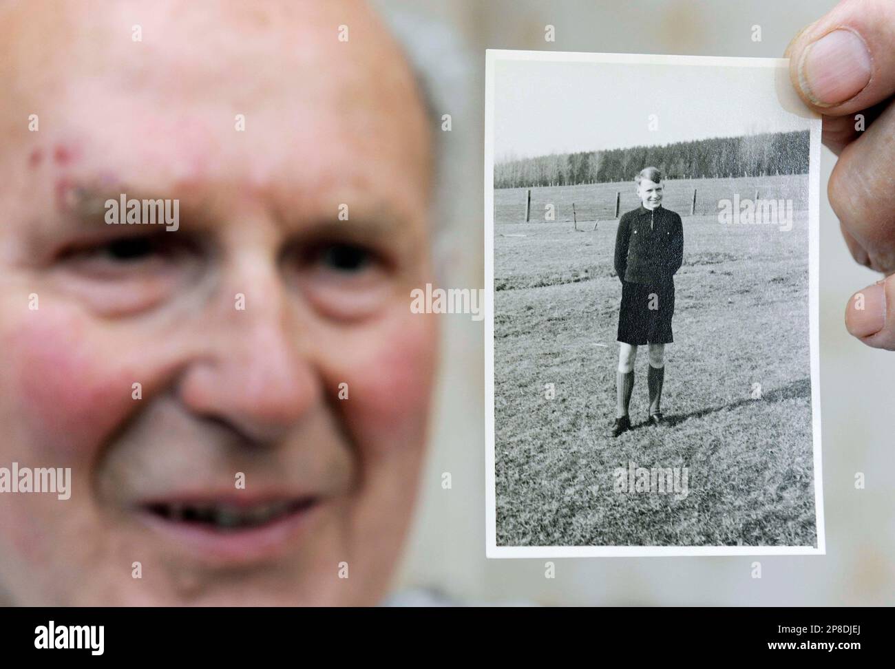 Der 79-jaehrige Zeitzeuge Rudolf Messing haelt am Dienstag, 2. Juni ...