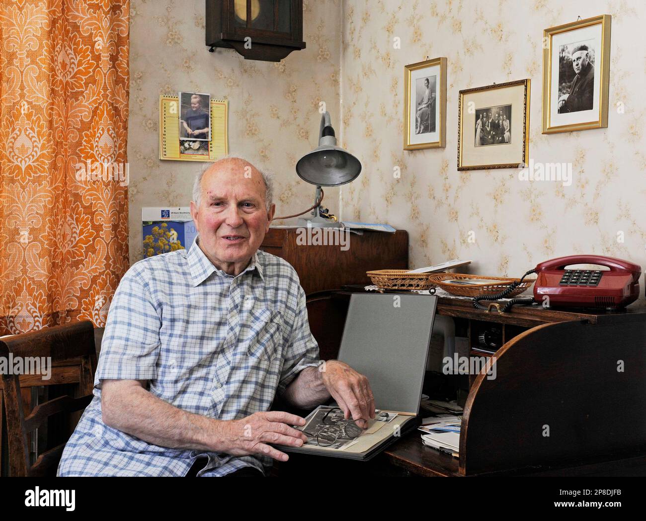 Der 79-jaehrige Zeitzeuge Rudolf Messing sitzt am Dienstag, 2. Juni ...