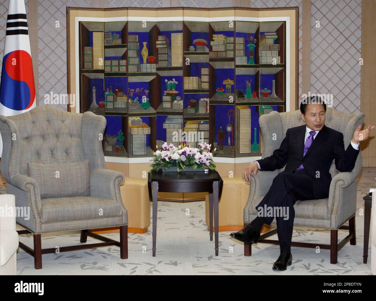 South Korean President Lee Myung-bak waits for Surin Pitsuwan ...