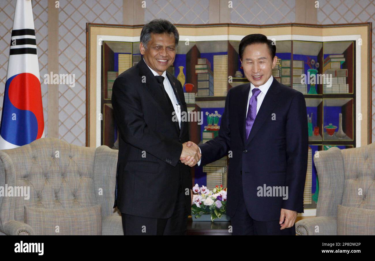 South Korean President Lee Myung-bak, right, and Surin Pitsuwan ...