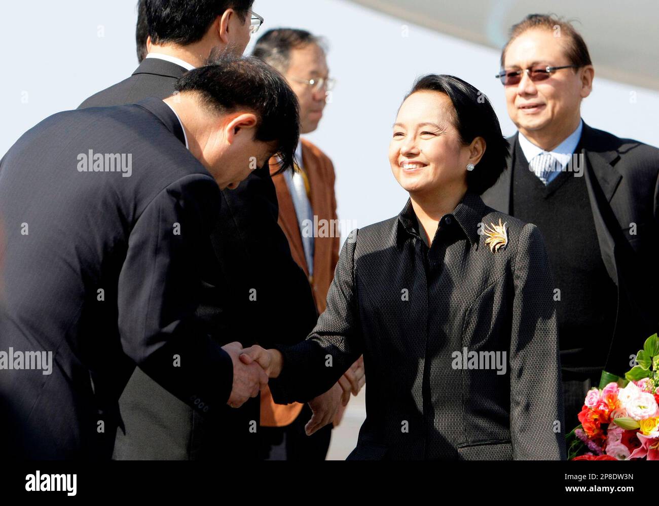 Philippine President Gloria Macapagal Arroyo, second right, shakes ...